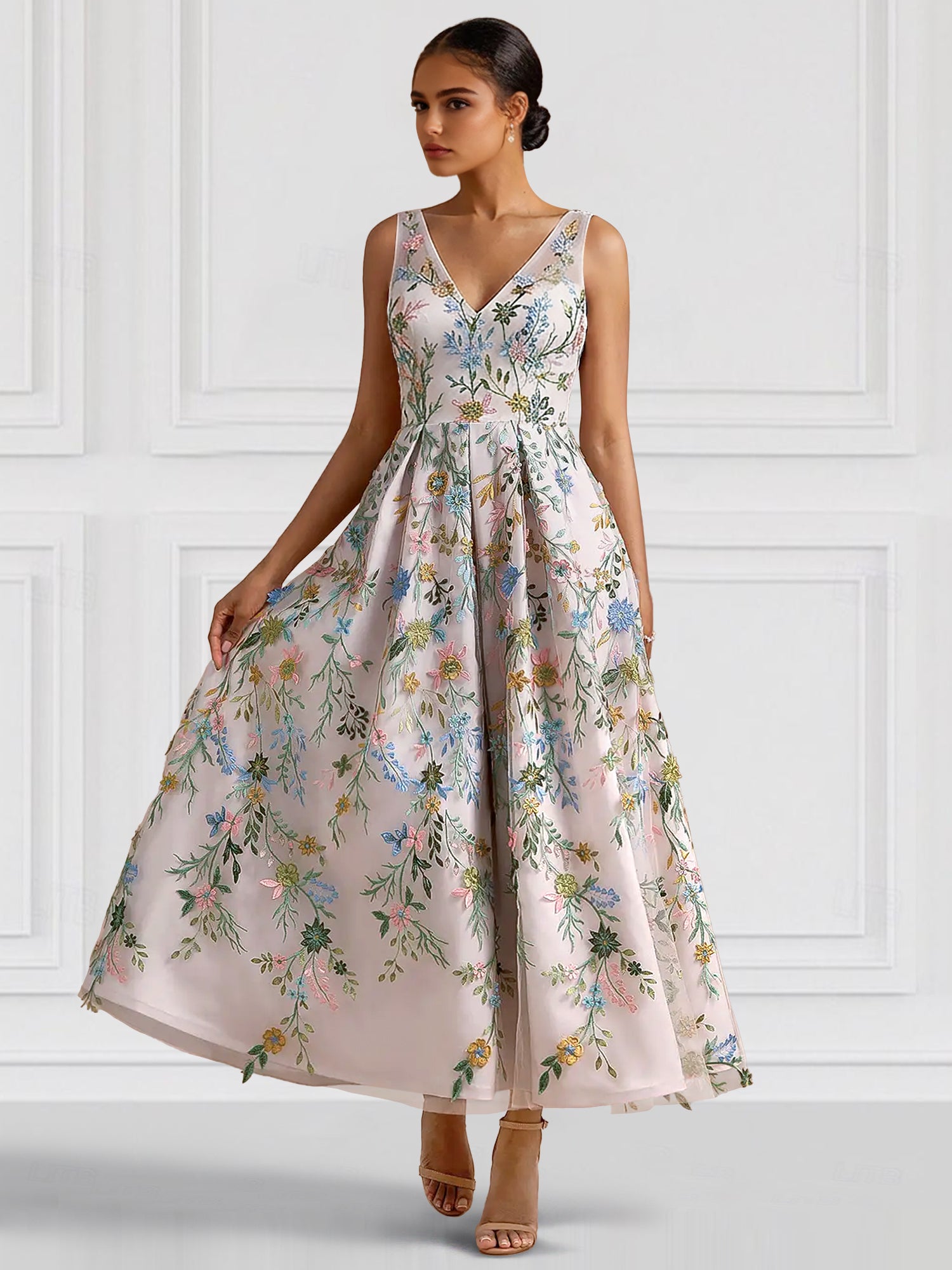 A-Line/Princess Elegant Cocktail Dress V Neck Tea-Length Floral Embroi